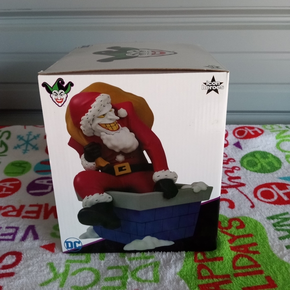 DC Comics | Other | The Joker Santa Collectible Statue Gamestop Limited ...